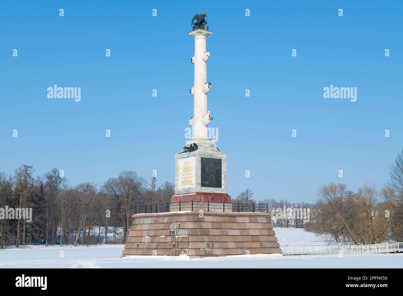 PUSCHKIN, RUSSLAND - 21. FEBRUAR 2023: Chesme-Säule (1771) an einem ...
