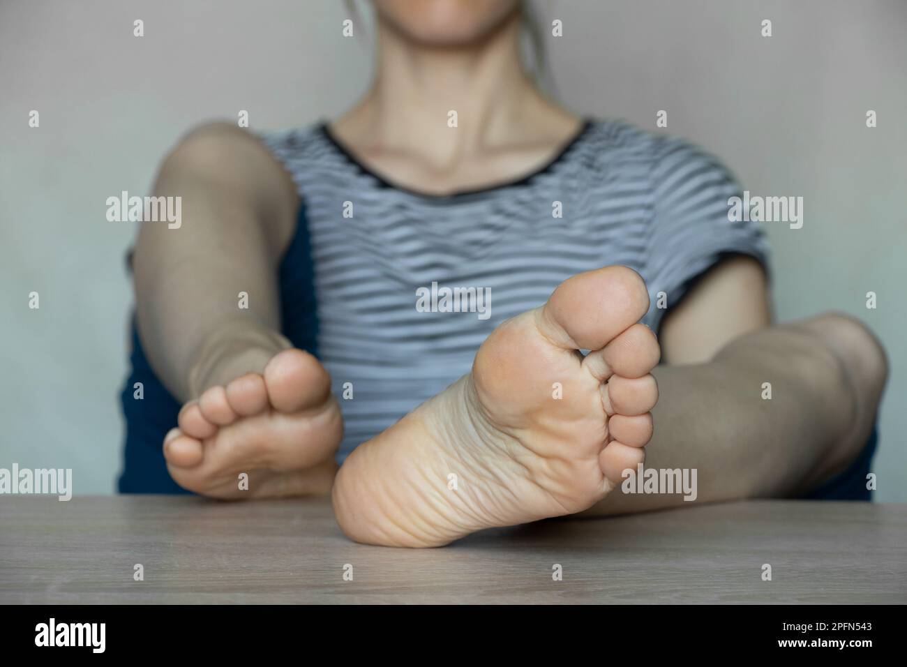 Füßen auf dem tisch -Fotos und -Bildmaterial in hoher Auflösung – Alamy