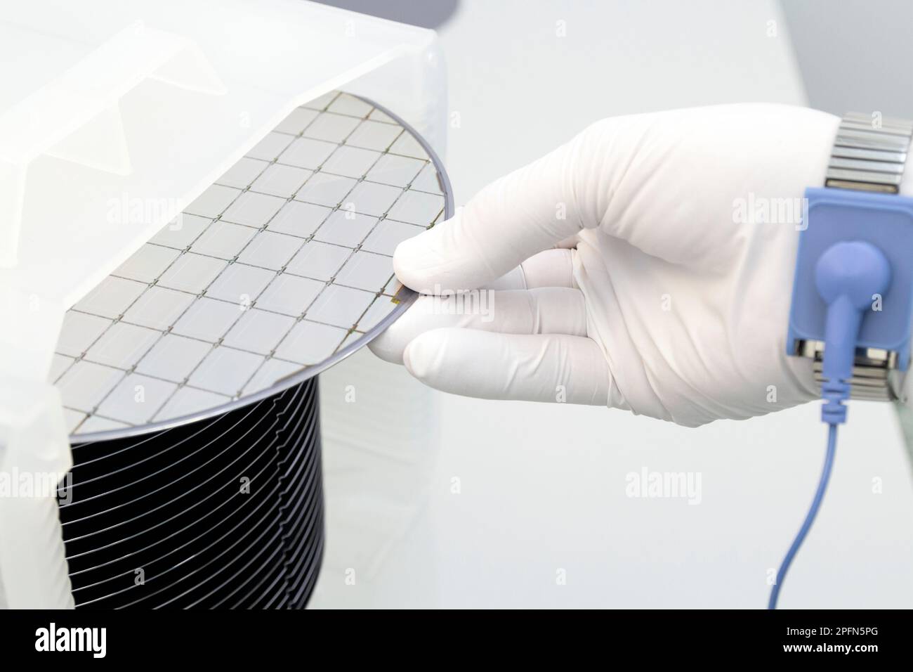 Eine Charge Silizium-Wafer, verpackt in einer Kunststoffbox im Reinraum ... Eine Charge Silizium-Wafer, verpackt in einer Kunststoffbox im Reinraum ...