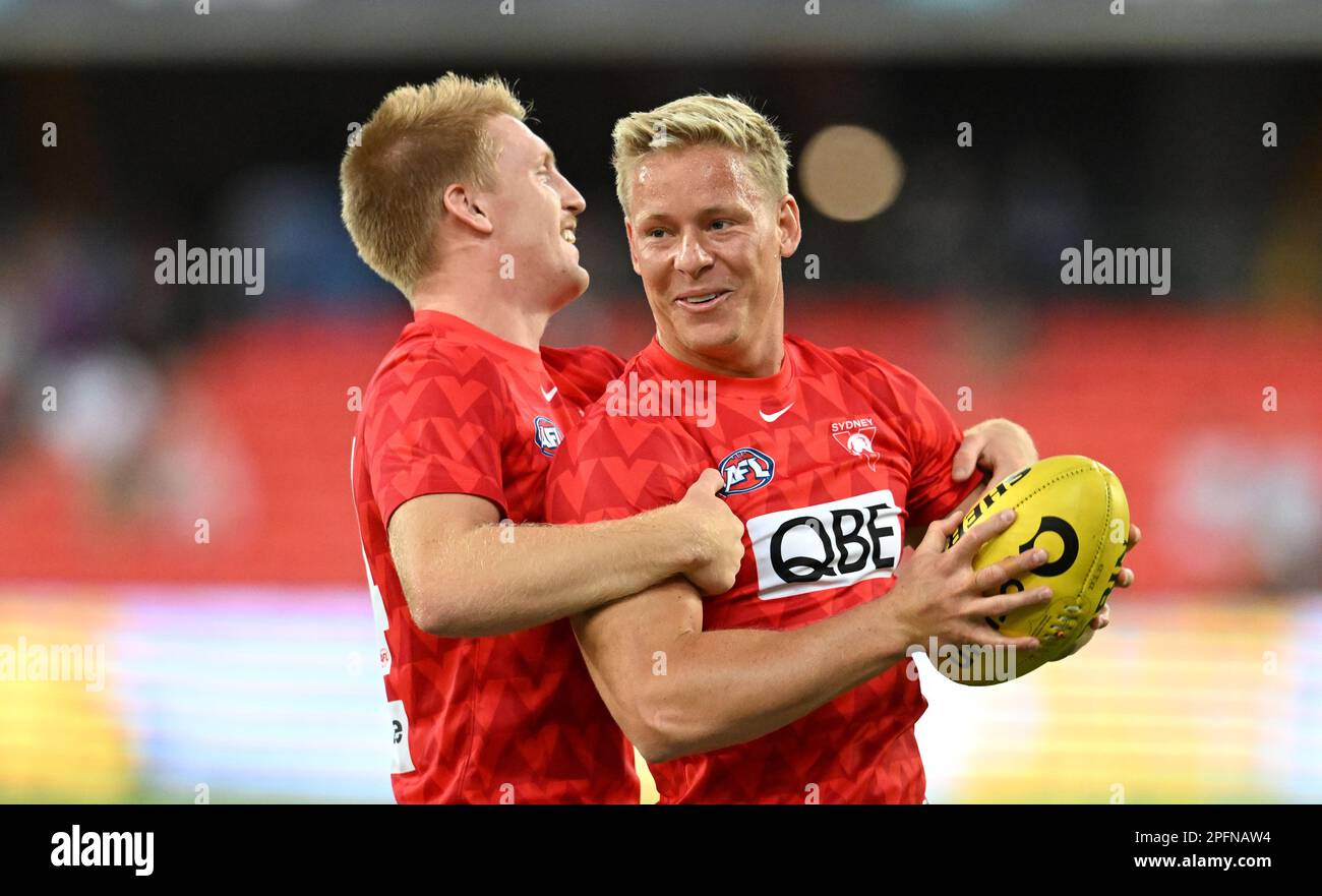 Matt Roberts (links) und Isaac Heeney (rechts) der Schwäne werden vor ...