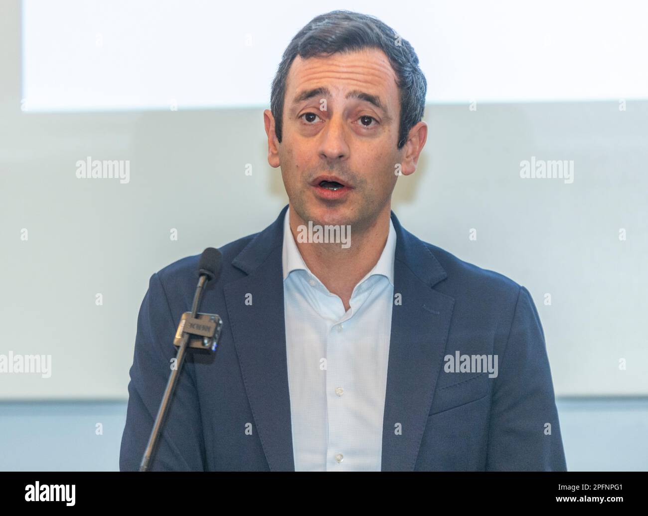 Leiter der ausbildungsabteilung -Fotos und -Bildmaterial in hoher ...