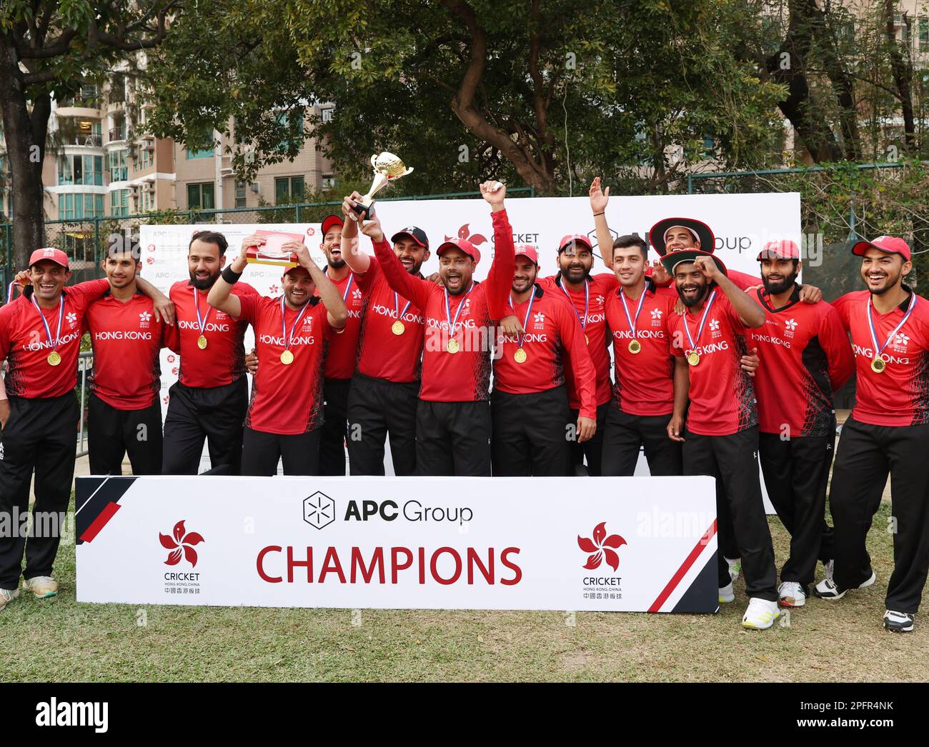 Die Teammitglieder aus Hongkong feiern nach dem Sieg des Cricket ...