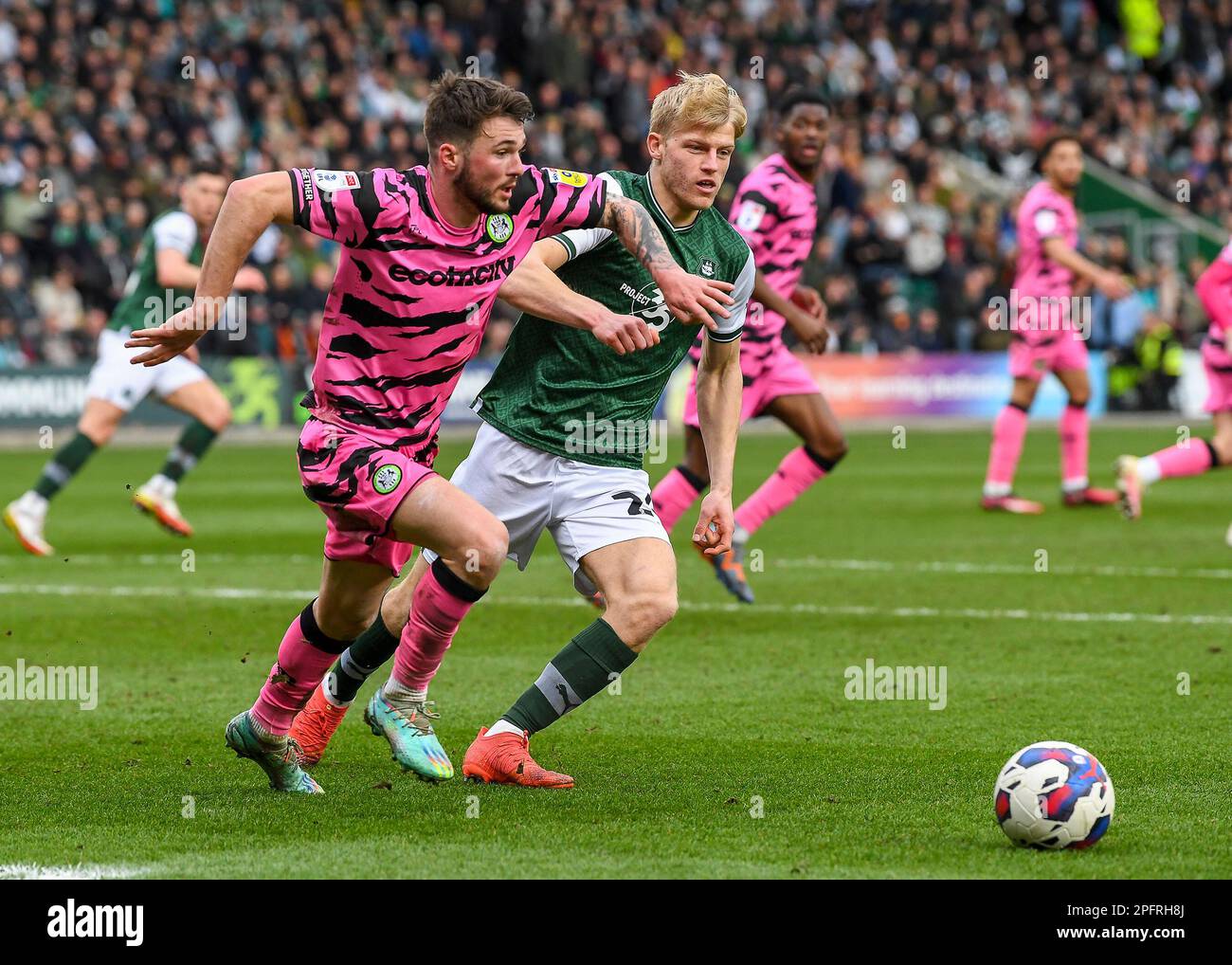 Saxon Earley #24 von Plymouth Argyle kämpft beim Sky Bet League 1 Spiel ...