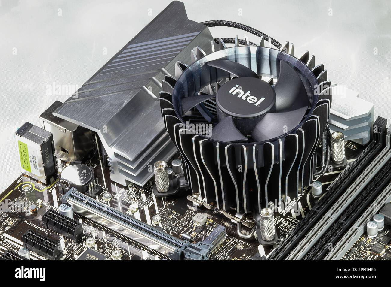 Kühlkörper oder Computerprozessorkühler oder Kühler auf der Hauptplatine des Computers, aktiver ...