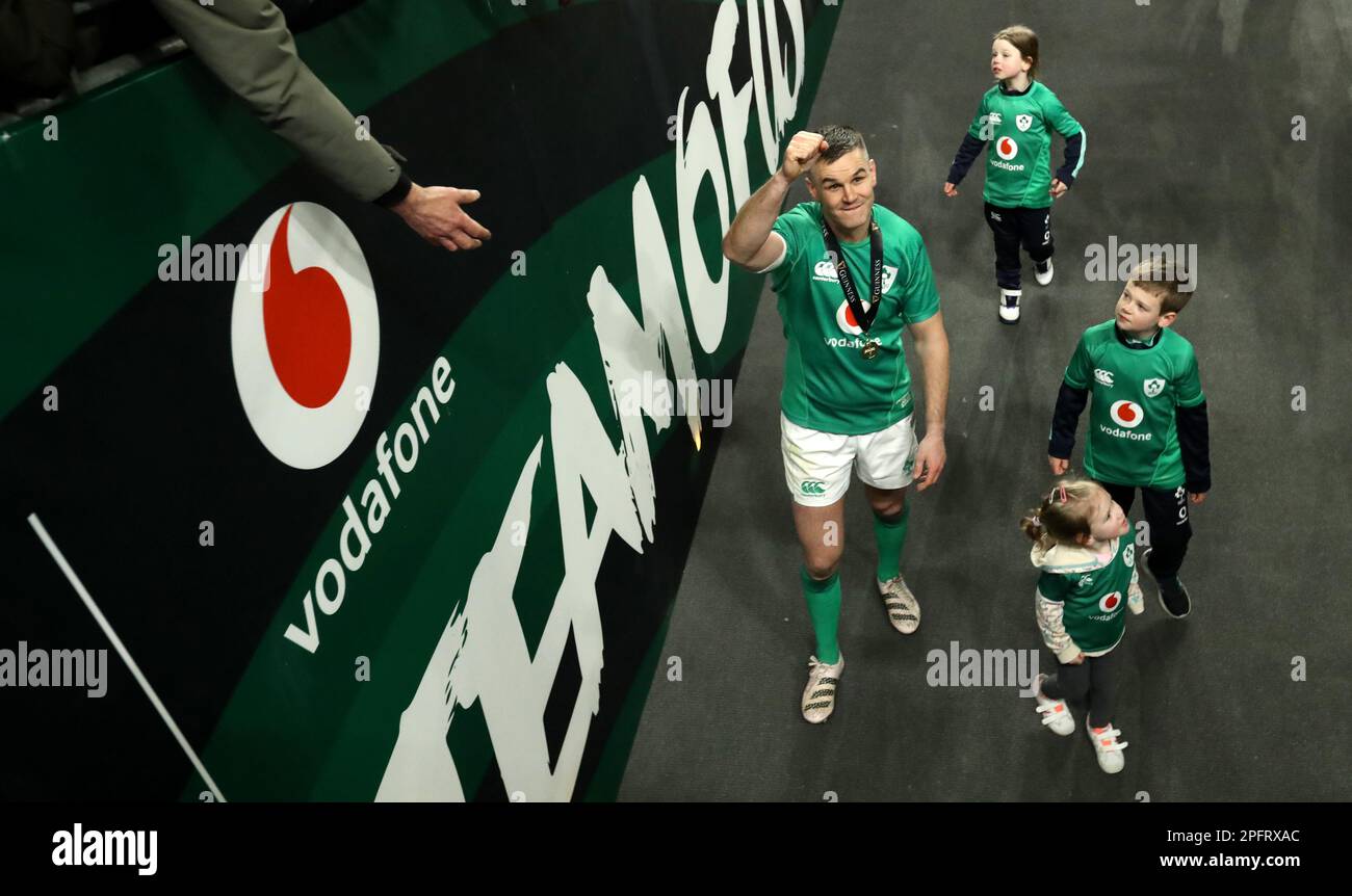 Jonathan Sexton aus Irland zeigt der Menge, wie er das Spielfeld nach ...
