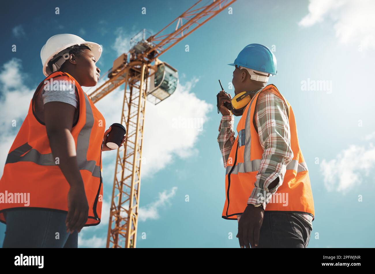 Harte Arbeit und Teamarbeit vom Boden bis zu den Wolken. Ein junger Mann und eine junge Frau ...