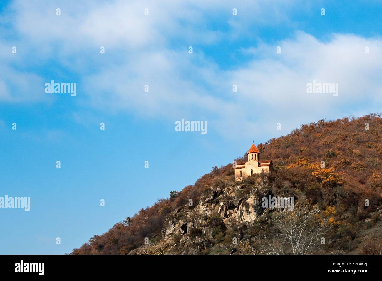 Alte albanische Kirche in der Nähe der Stadt Qakh. Antiker Kurmukhi ...