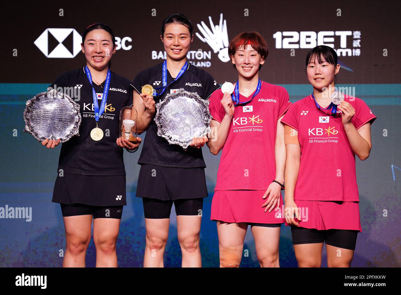 Kim so Yeong und Kong Hee Yong (ganz links) feiern den Sieg über Baek Ha Na (ganz rechts) und ...