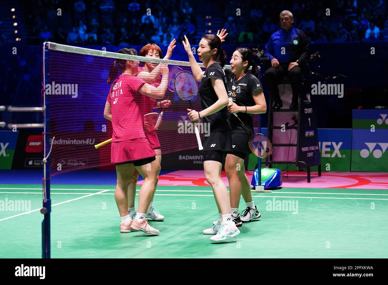Kim so Yeong und Kong Hee Yong (ganz rechts) feiern den Sieg über Baek Ha Na (ganz links) und ...