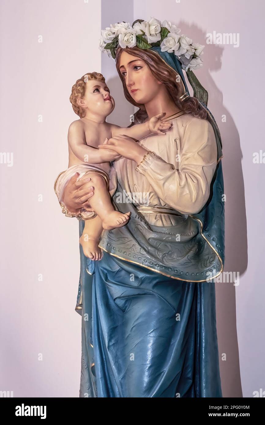 Die Statue von Maria und dem Jesuskind feiert Maria im Mai mit einer ...