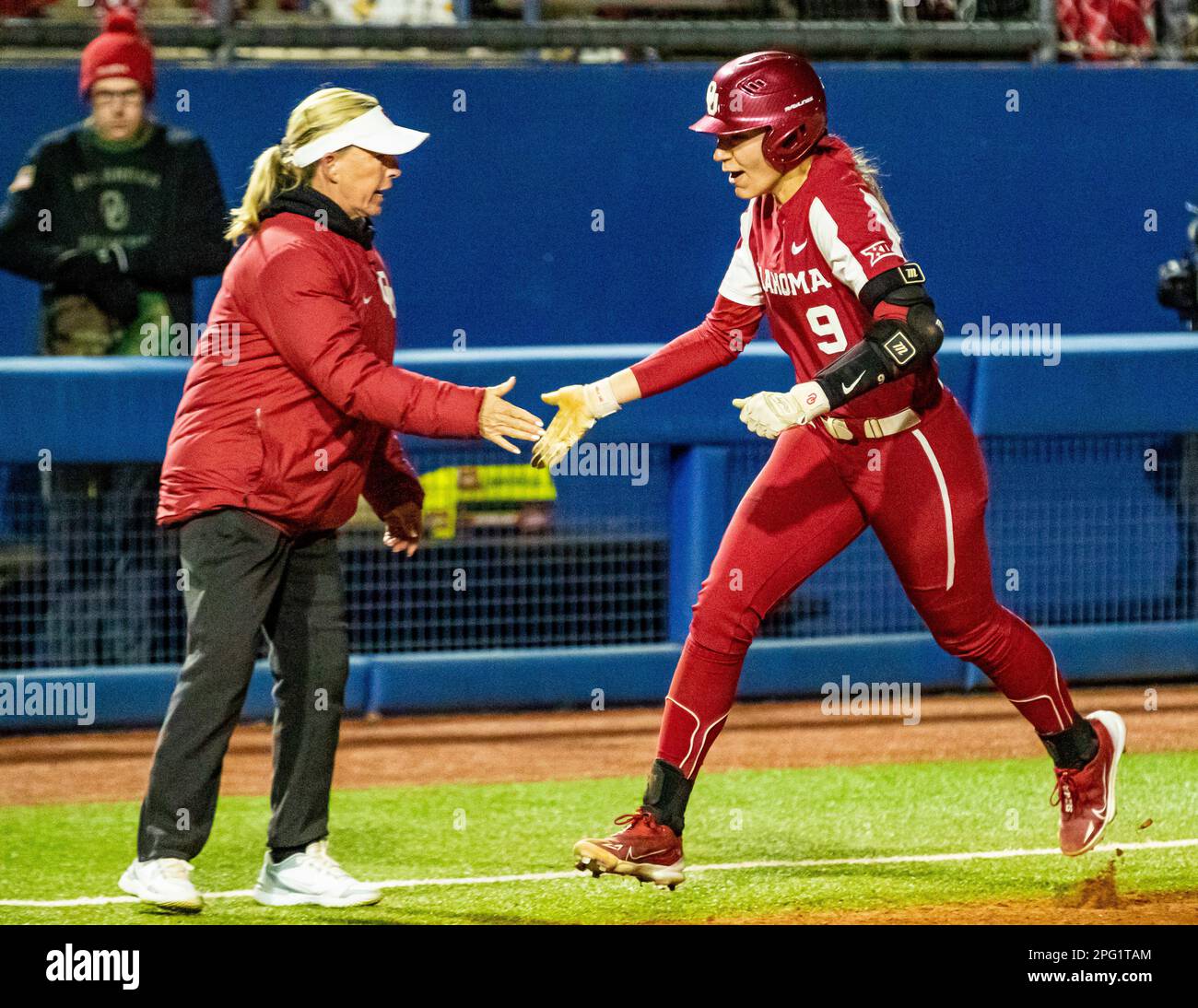 Oklahoma City, Oklahoma, USA. 18. März 2023. Kinzie Hansen (9) von ...