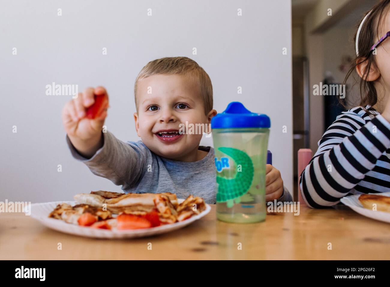 Essgewohnheiten von kindern -Fotos und -Bildmaterial in hoher Auflösung ...