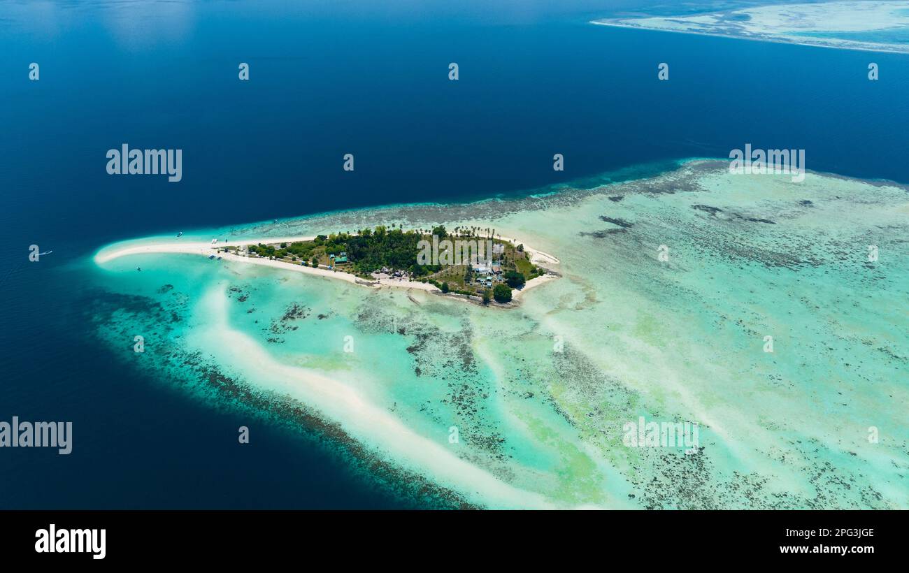 Tropische Insel Sibuan mit Sandstrand und Korallenriff. Tun Sakaran ...