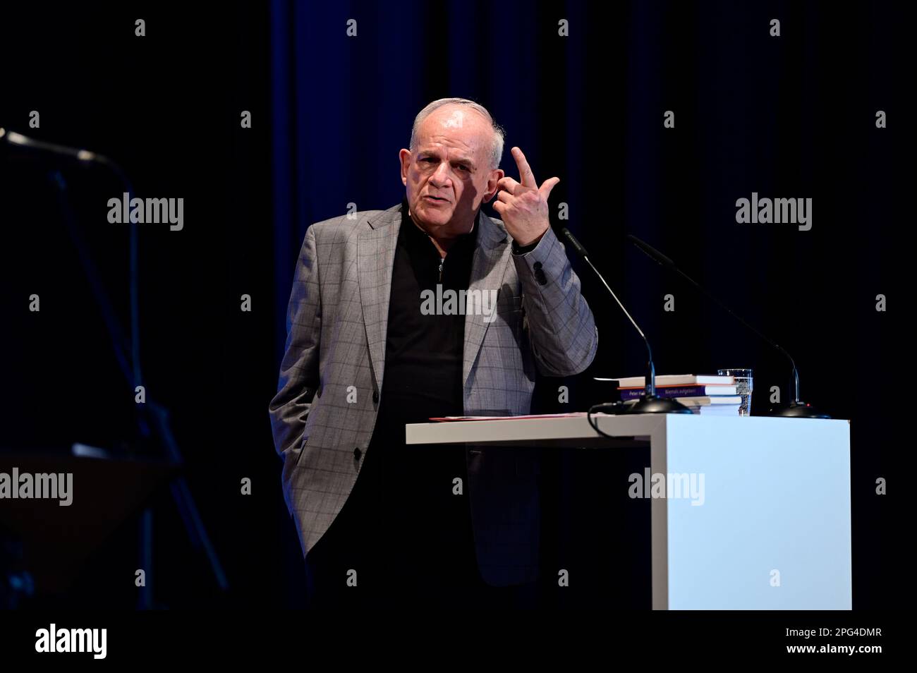 Peter Hahne bei seinem Vortrag „nur die Wahrheit zählt. Wie wir aus der ...