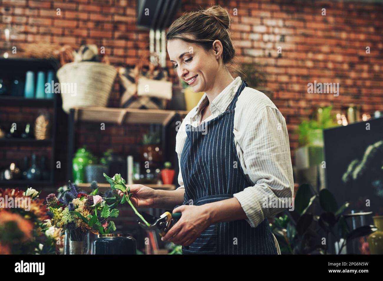 Sie war schon immer leidenschaftlich von Blumen. Eine attraktive junge ...