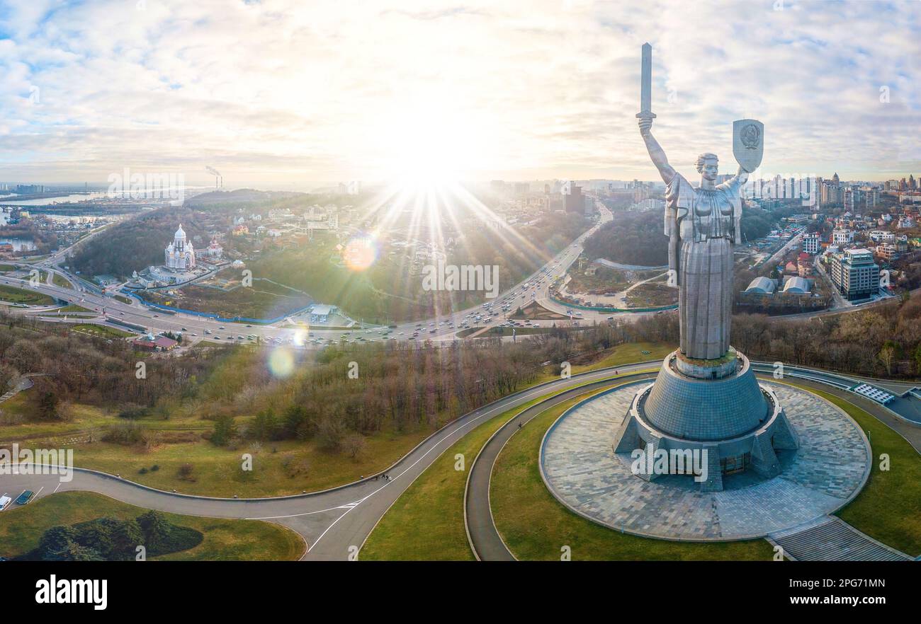 Mutterland-Denkmal in Kiew. Historische Sehenswürdigkeiten der Ukraine ...