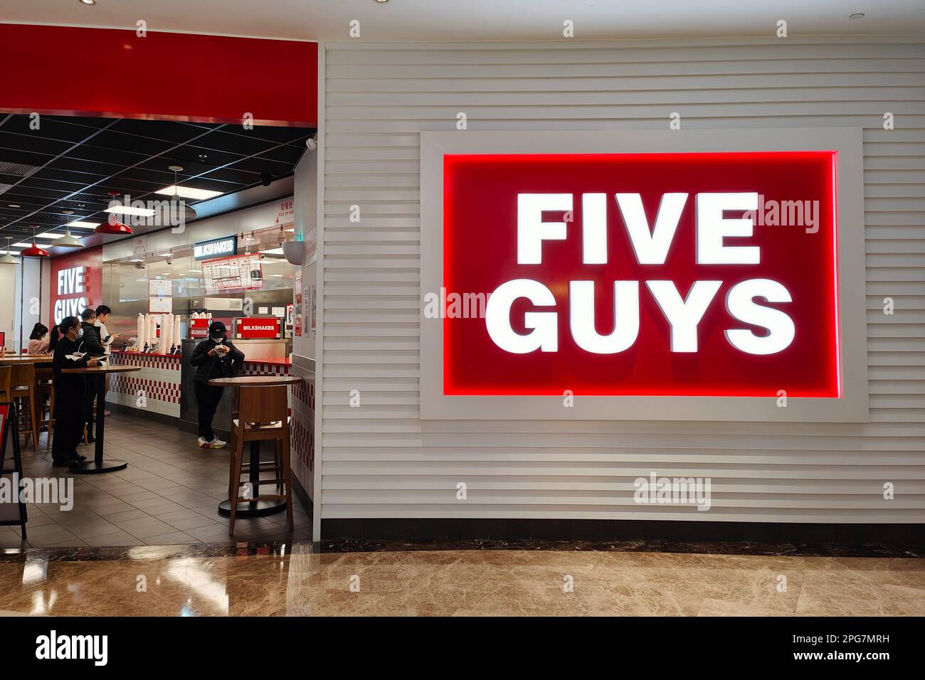 SHANGHAI, CHINA - 21. MÄRZ 2023 - A view of the FIVE GUYS Store, an ...