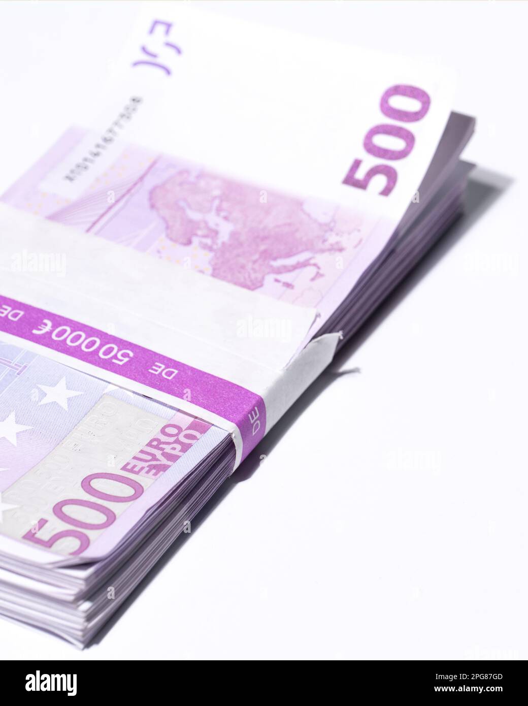 Auf dem Tisch liegen fünfhundert Euro-Banknoten, 500 Euro-Banknoten ...