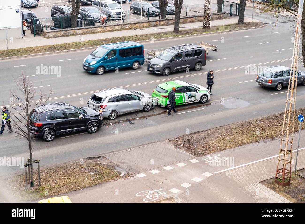 Riga, Lettland - 15. Februar 2023: Autounfall mit drei Autos auf einer ...
