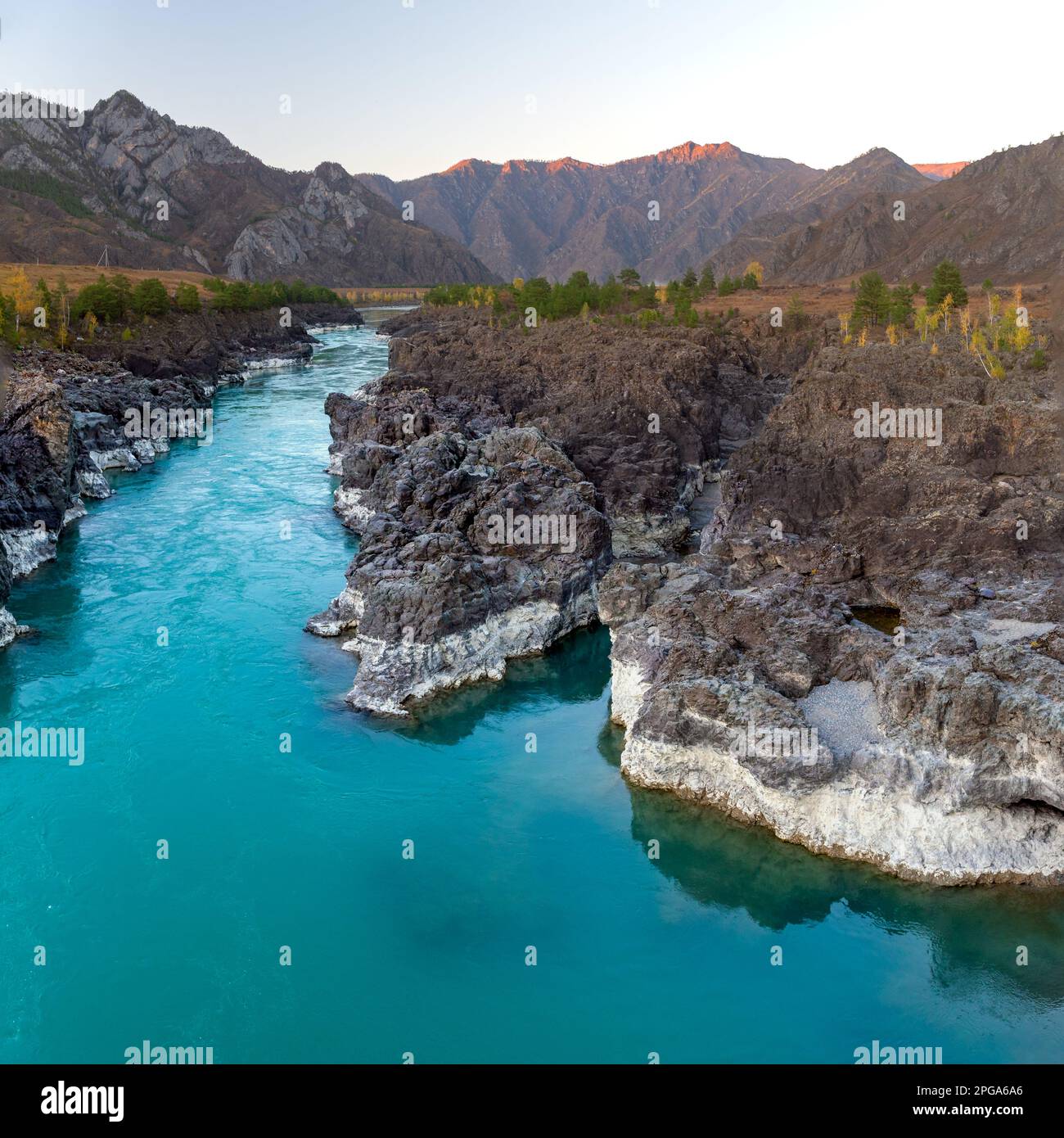 Schwarze whirlpools -Fotos und -Bildmaterial in hoher Auflösung – Alamy