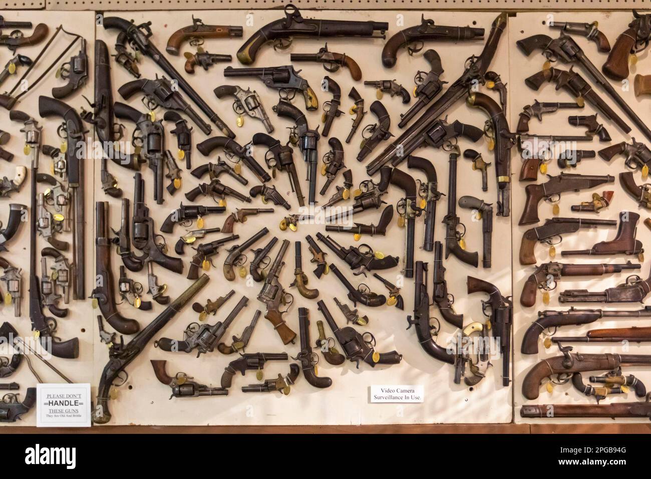 Schusswaffen zeigt -Fotos und -Bildmaterial in hoher Auflösung – Alamy