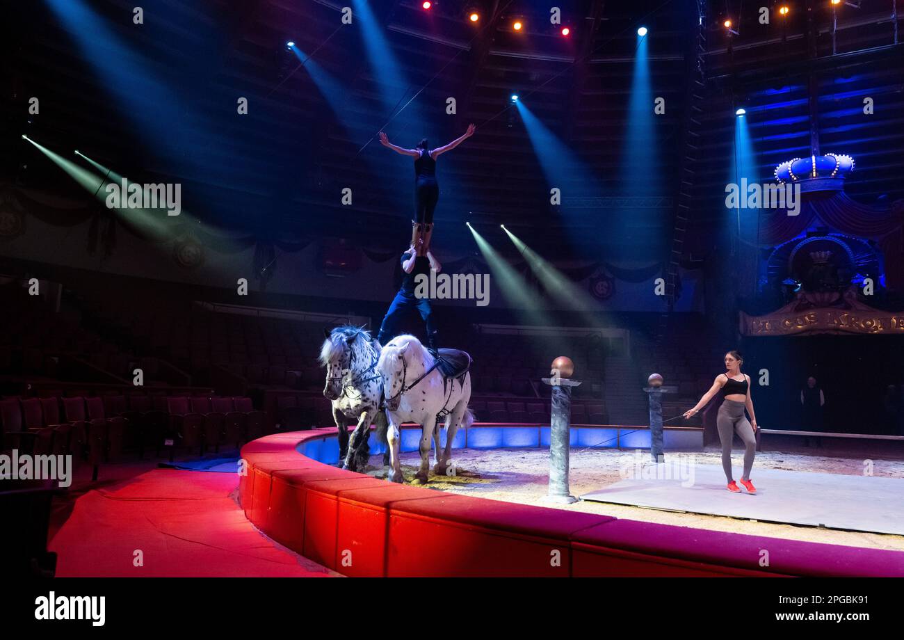 München, Deutschland. 21. März 2023. René Casselly, seine Schwester ...