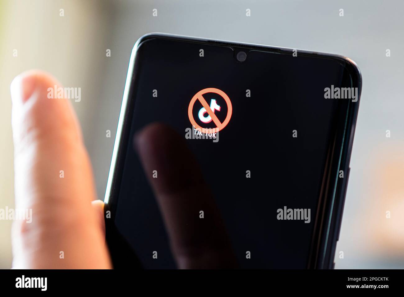 Ein durchgestrichenes Symbol auf einem schwarzen Smartphone-Bildschirm ...