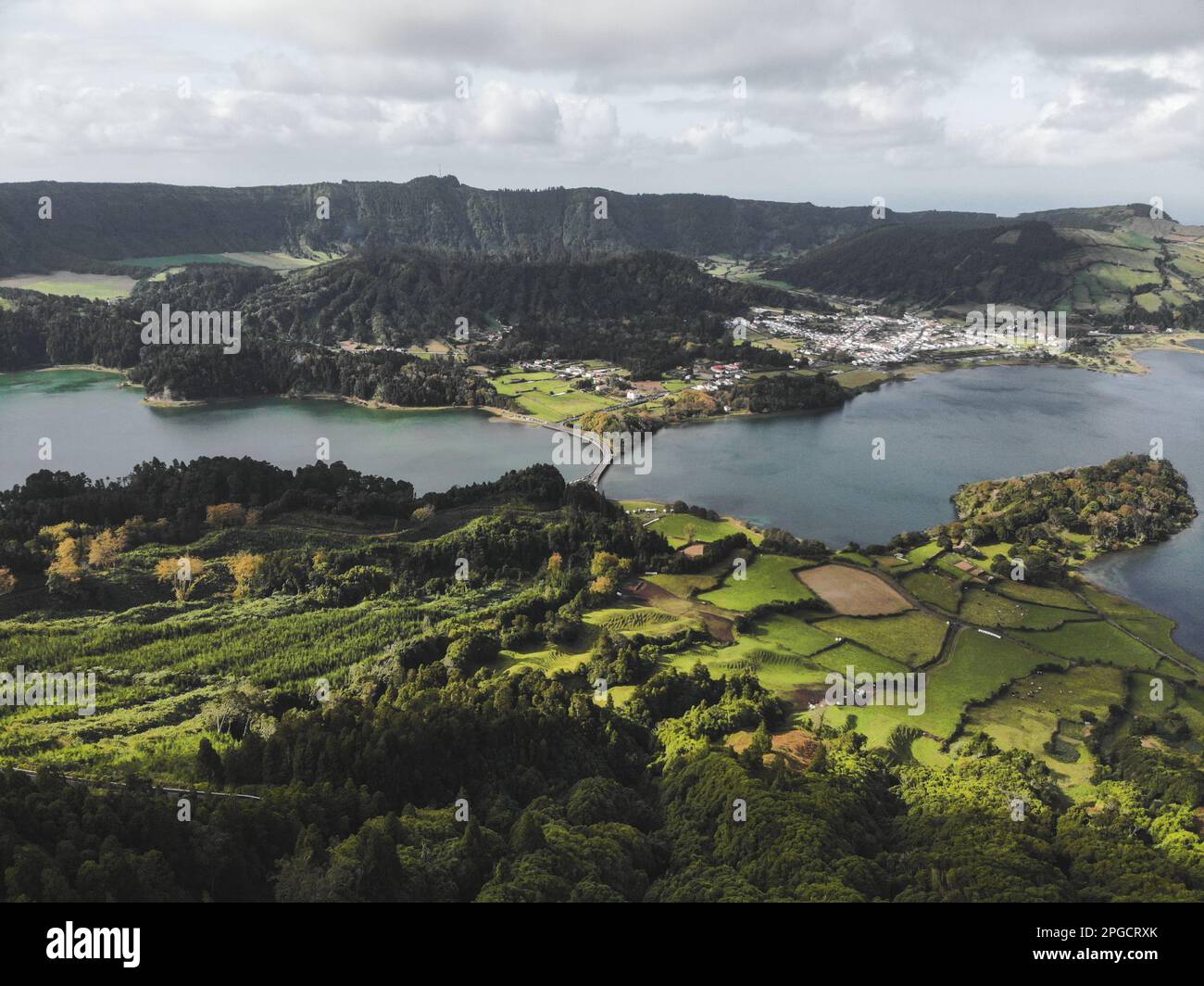 Malerischer Blick auf die Residenzen und Siedlungen der Azoren-Region ...