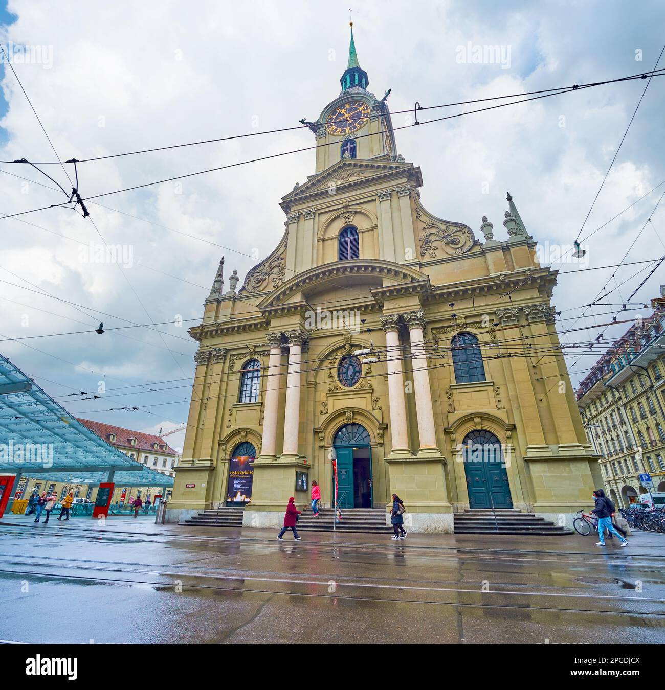 BERN, SCHWEIZ - 31. MÄRZ 2022: Fassade der Heiliggeistkirche am ...