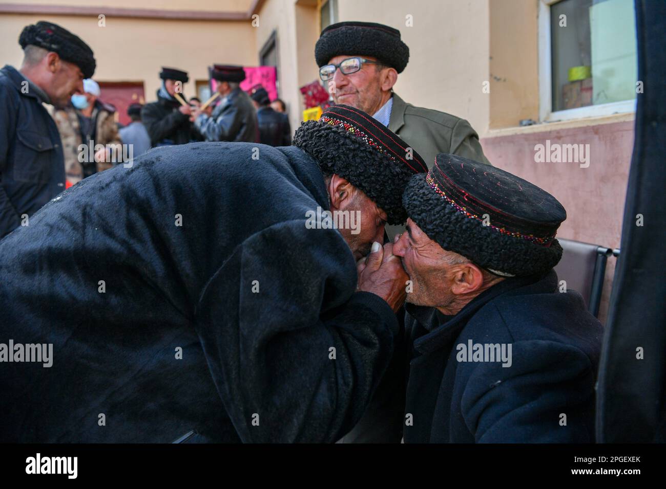 (230322) -- TAXKORGAN, 22. März 2023 (Xinhua) -- Verwandte begrüßen ...