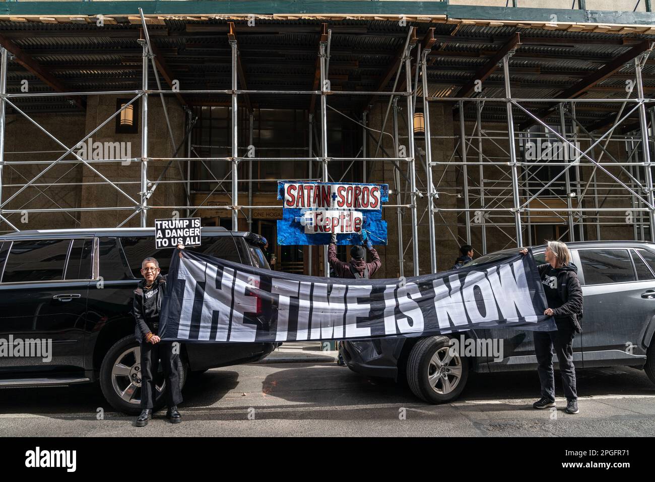 Einsame Demonstranten für und gegen den ehemaligen Präsidenten Donald ...