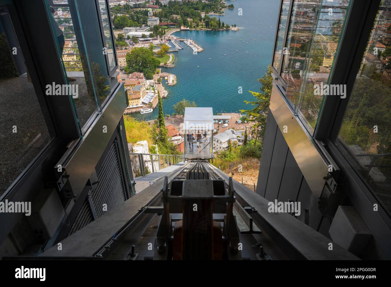 Die Riva Standseilbahn, der Bastione Scenic Lift von Riva Stadt am ...