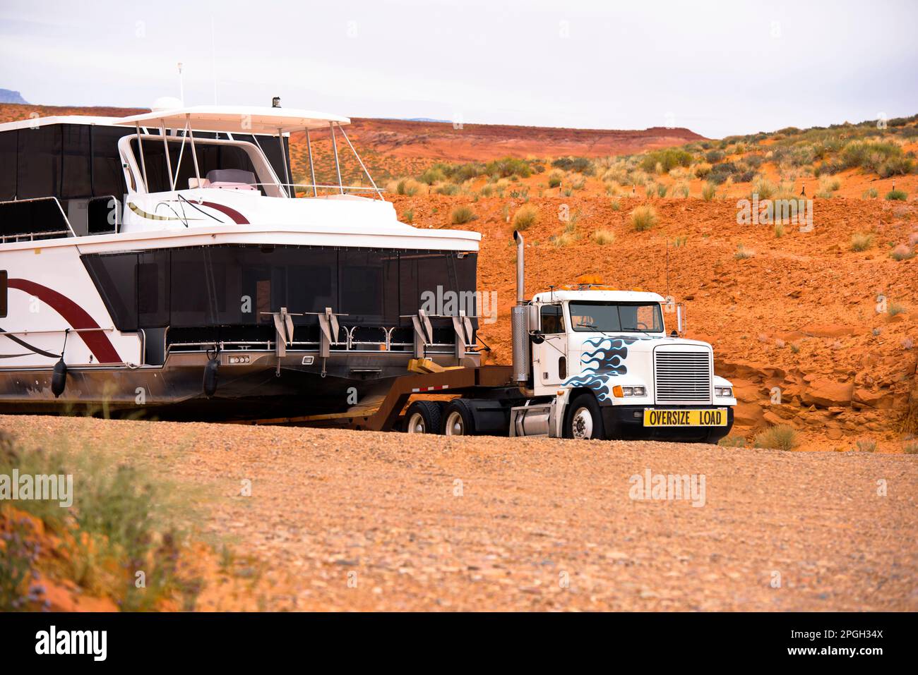 Water delivery delivering truck -Fotos und -Bildmaterial in hoher ...