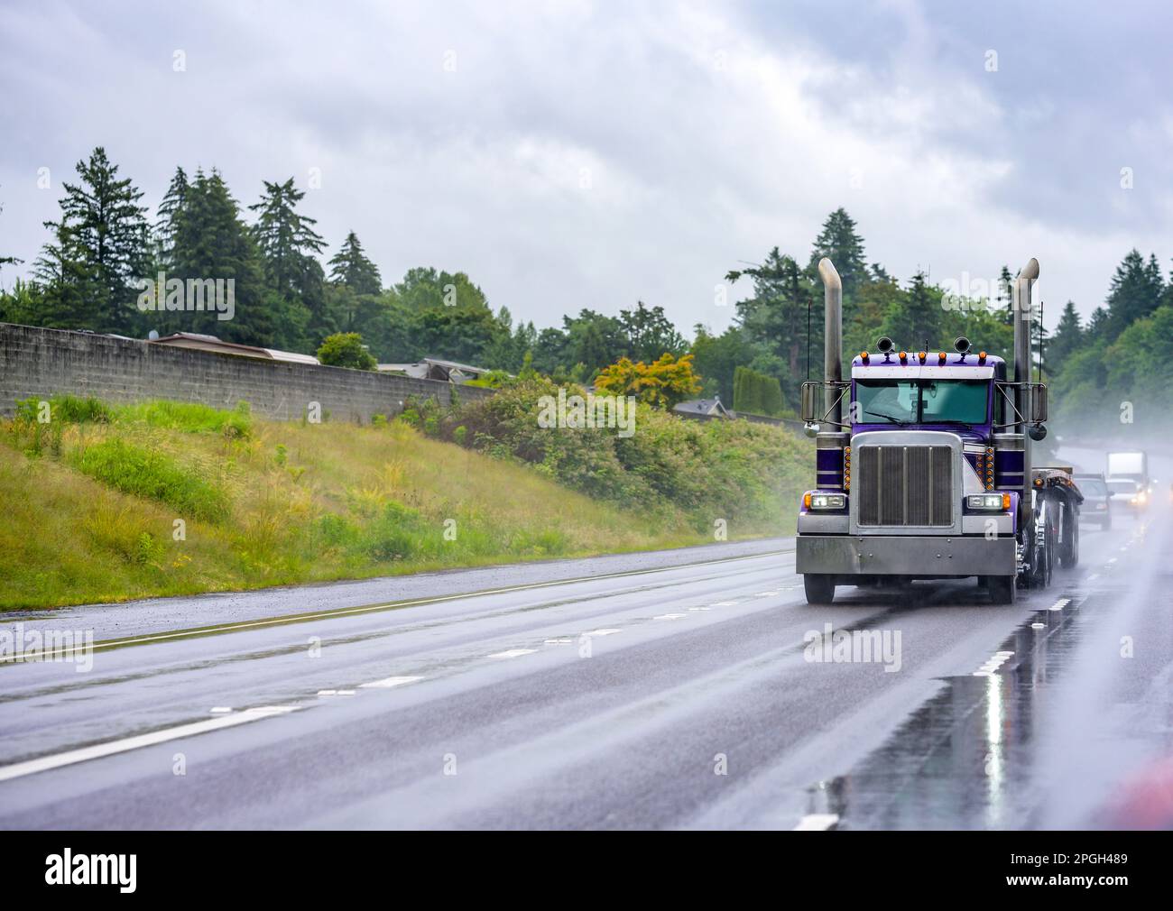 Industrieller langer Transporter großer Lkw klassischer violetter ...