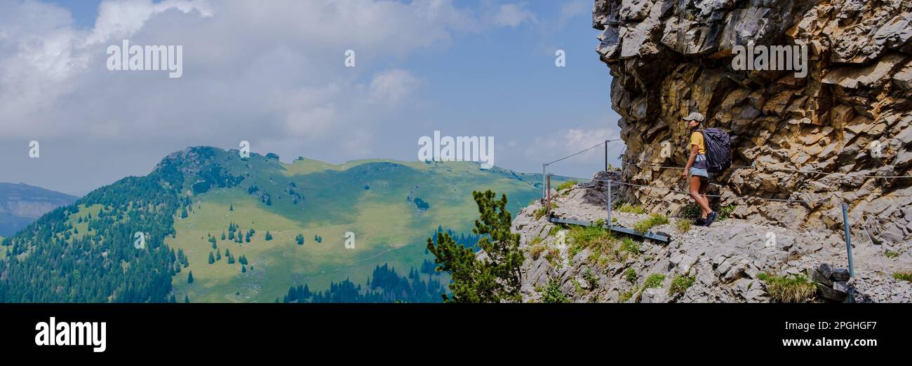 Asiatische Frauen wandern im Sommerurlaub in den Schweizer Alpen mit ...