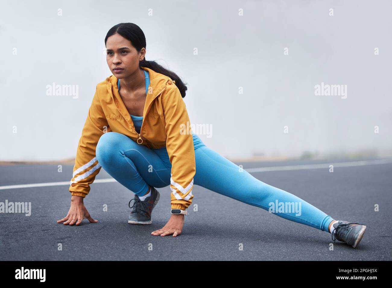 Fitness-Beindehnung, Frauen und Läufer trainieren auf einer Outdoor-Straße in den Bergen mit ...