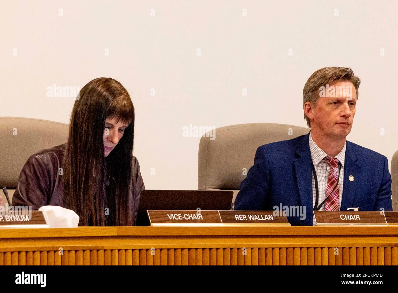 Salem, USA. 22. März 2023. Jason Knopf (R), Vorsitzender des House ...