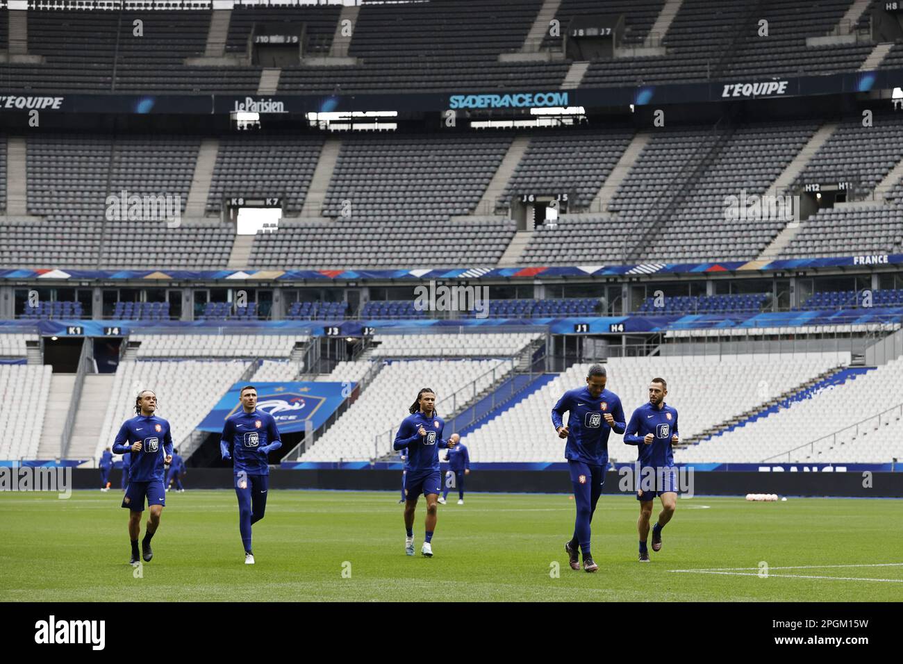 SAINT-DENIS - (lr) Xavi Simons, Steven Berghuis, Nathan Ake, Virgil van ...