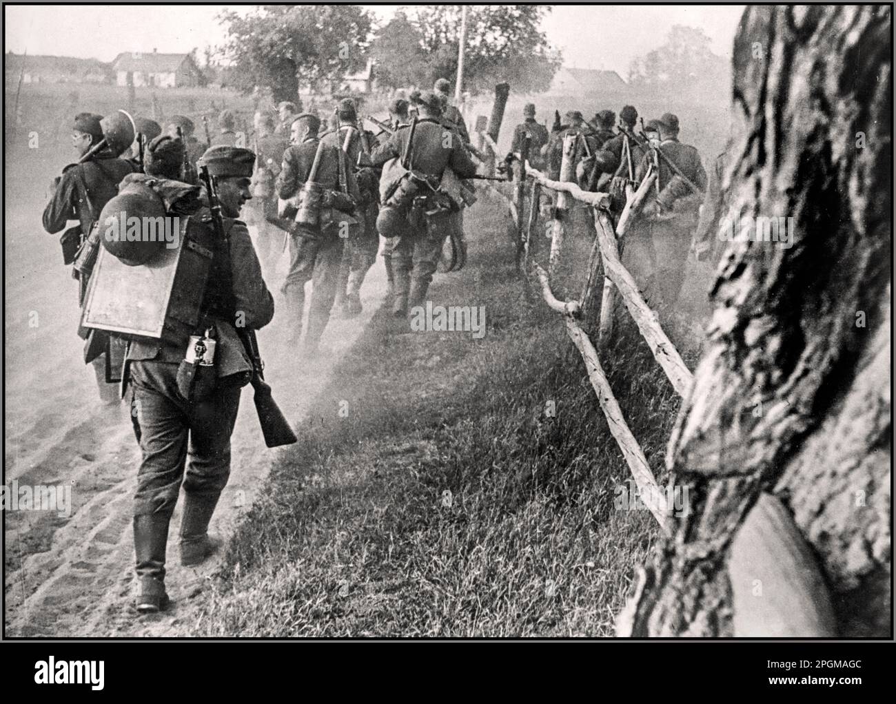 OPERATION BARBAROSSA WW2: Datum 1941 WW2. Juli Eine Marschkolonne ...