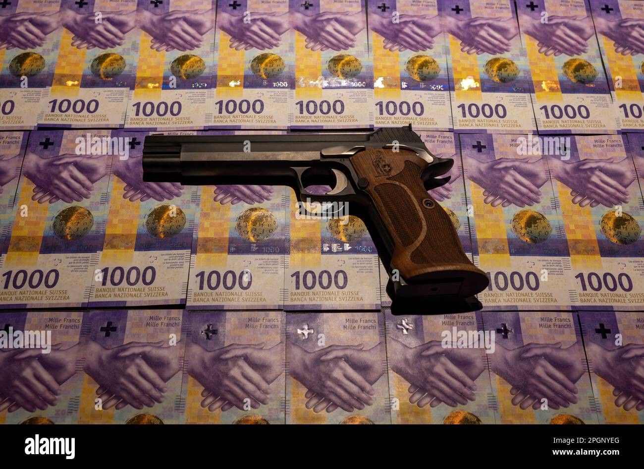 Elegante halbautomatische 9mm-Pistole mit Schweizer Helvetia-Symbol auf ...