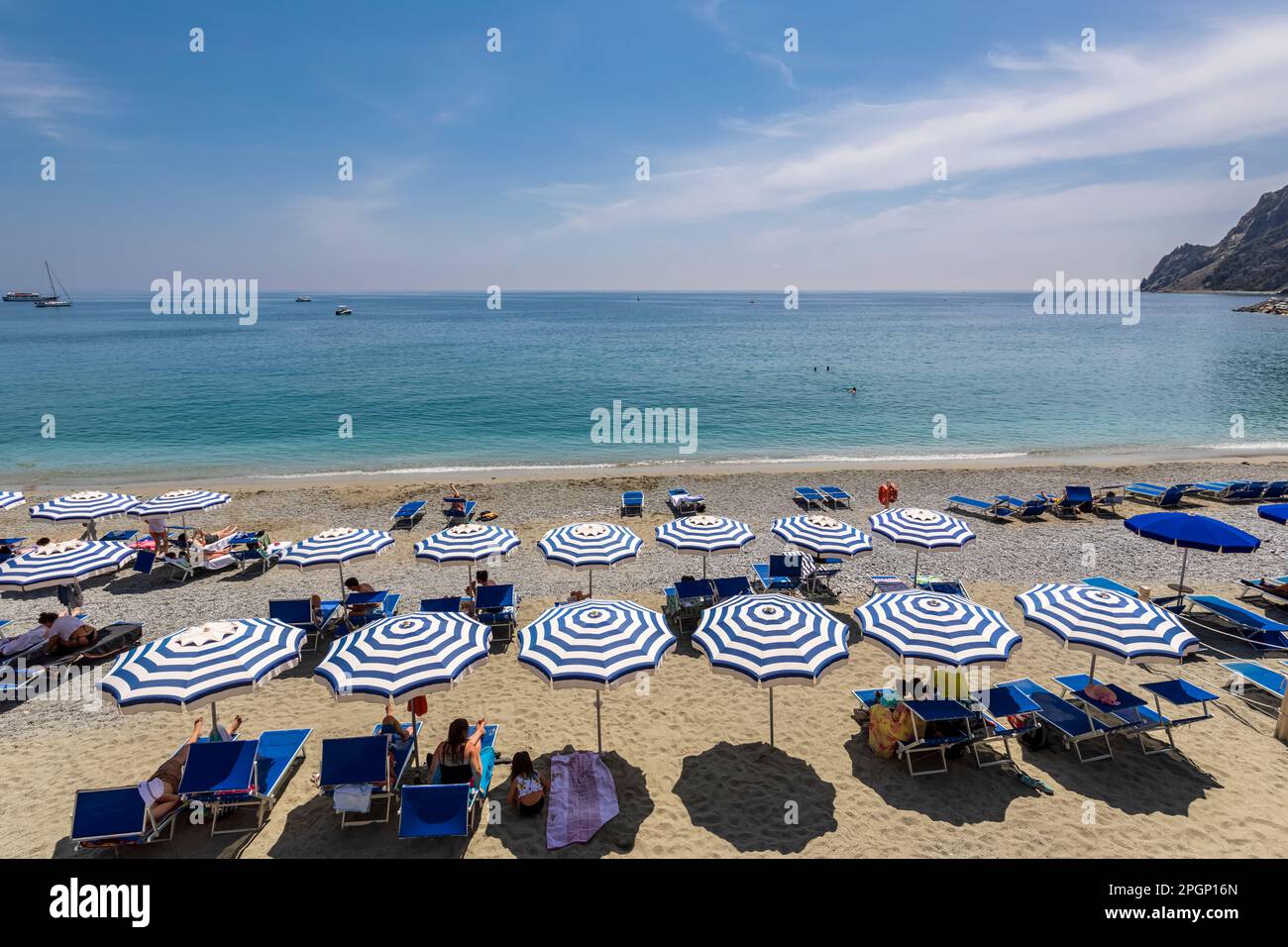 Italien, Ligurien, Monterosso al Mare, Reihen von Liegestühlen und ...