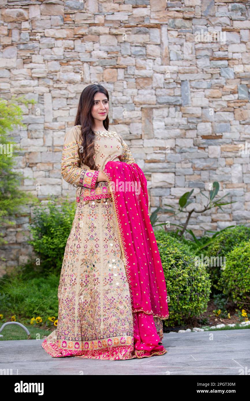 Islamabad, Pakistan, 15. März 2023. Weibliches Model, das sich draußen ...