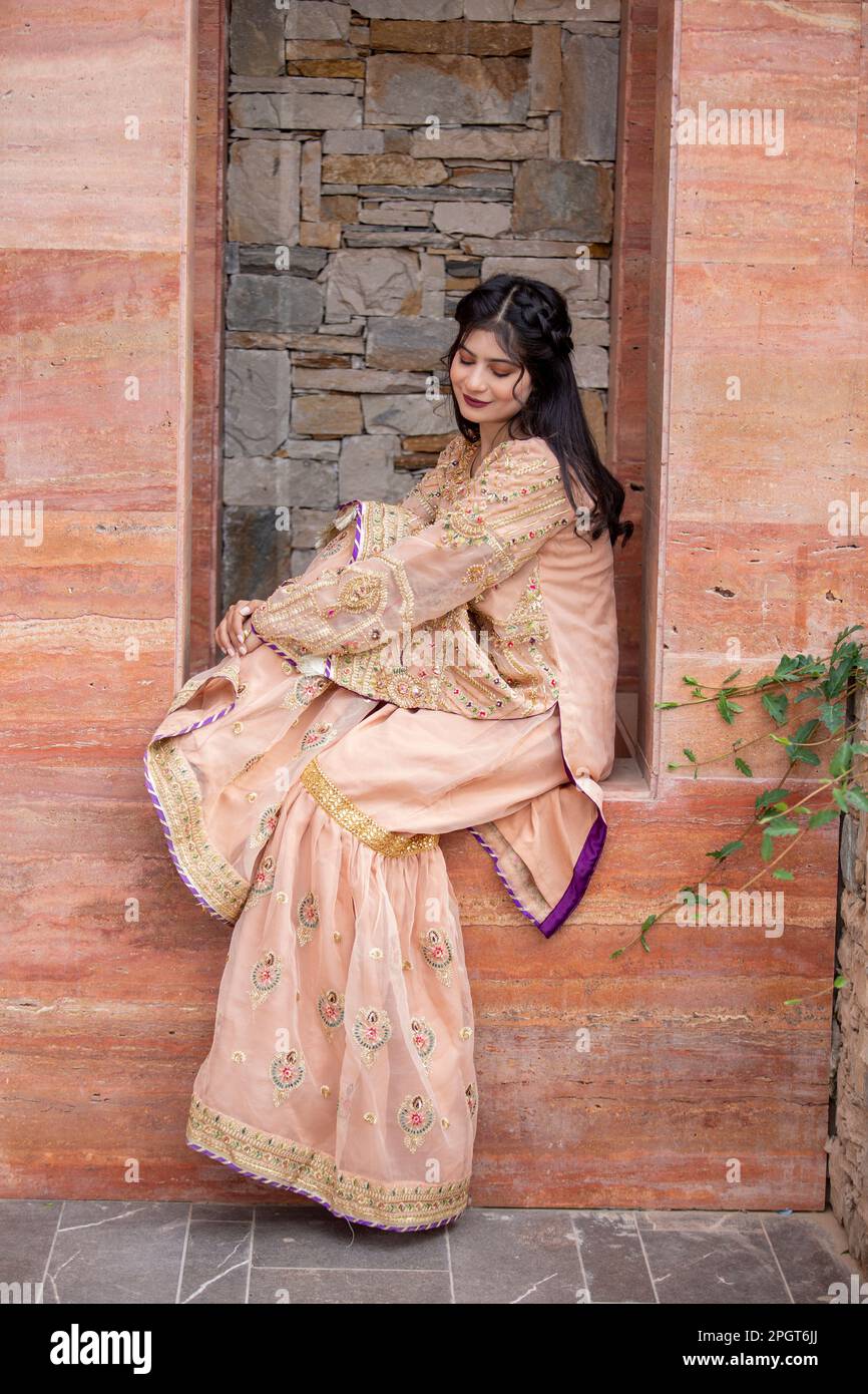 Islamabad, Pakistan, 15. März 2023. Weibliches Model, das sich draußen ...