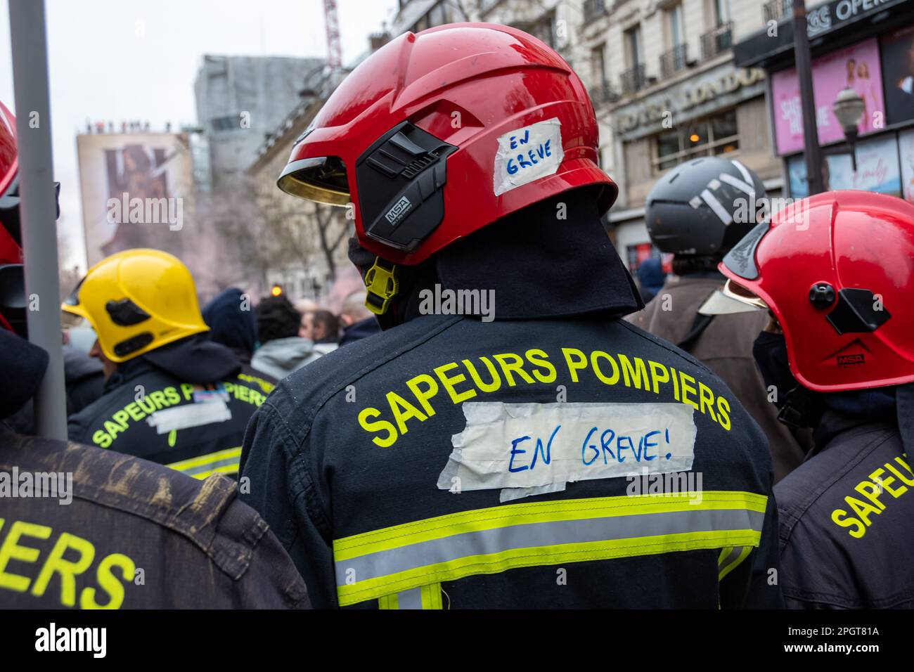 Französische Feuerwehrmänner in Brandschutzausrüstung von hinten ...