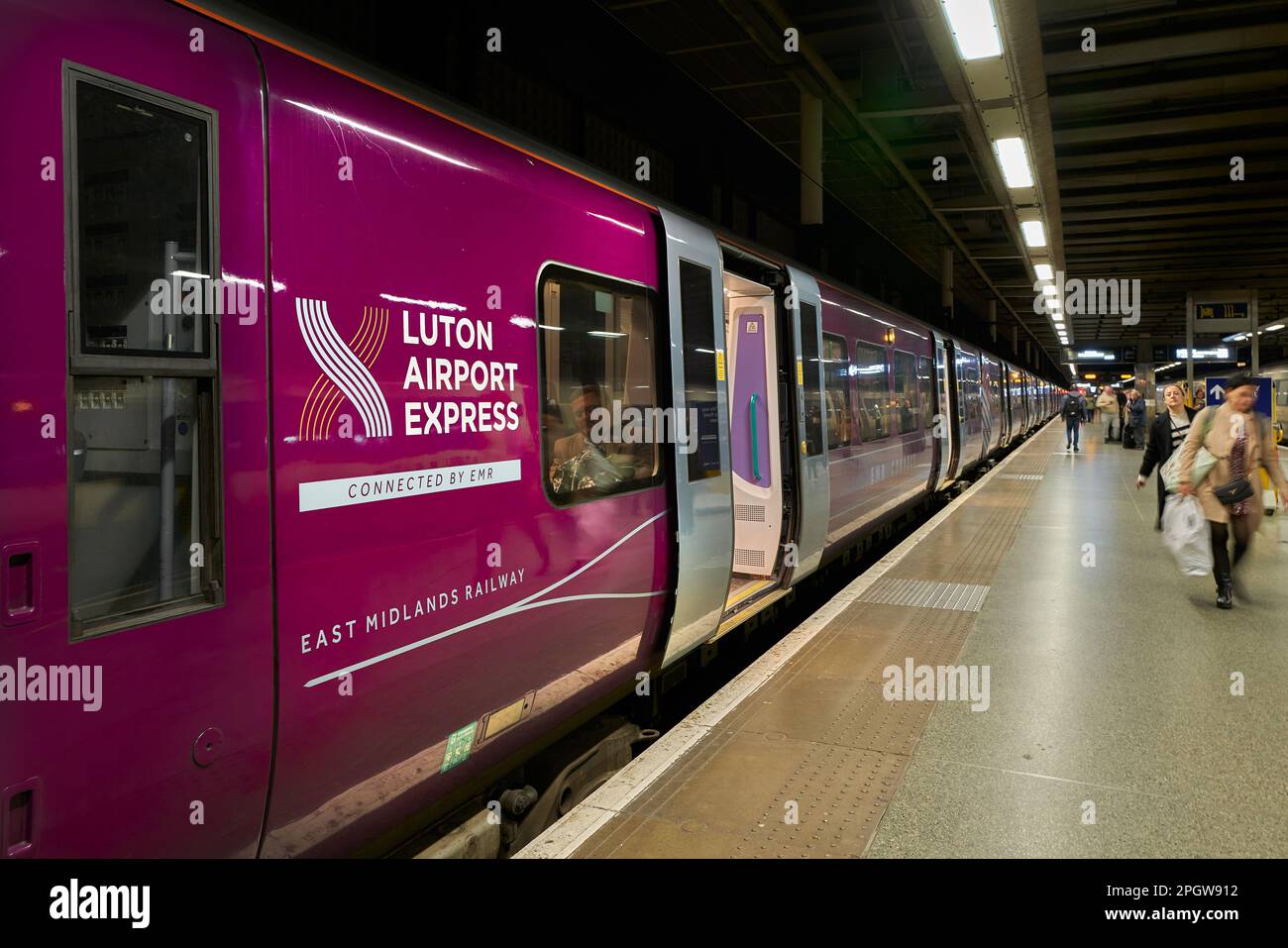 Luton london england bahnhof -Fotos und -Bildmaterial in hoher ...