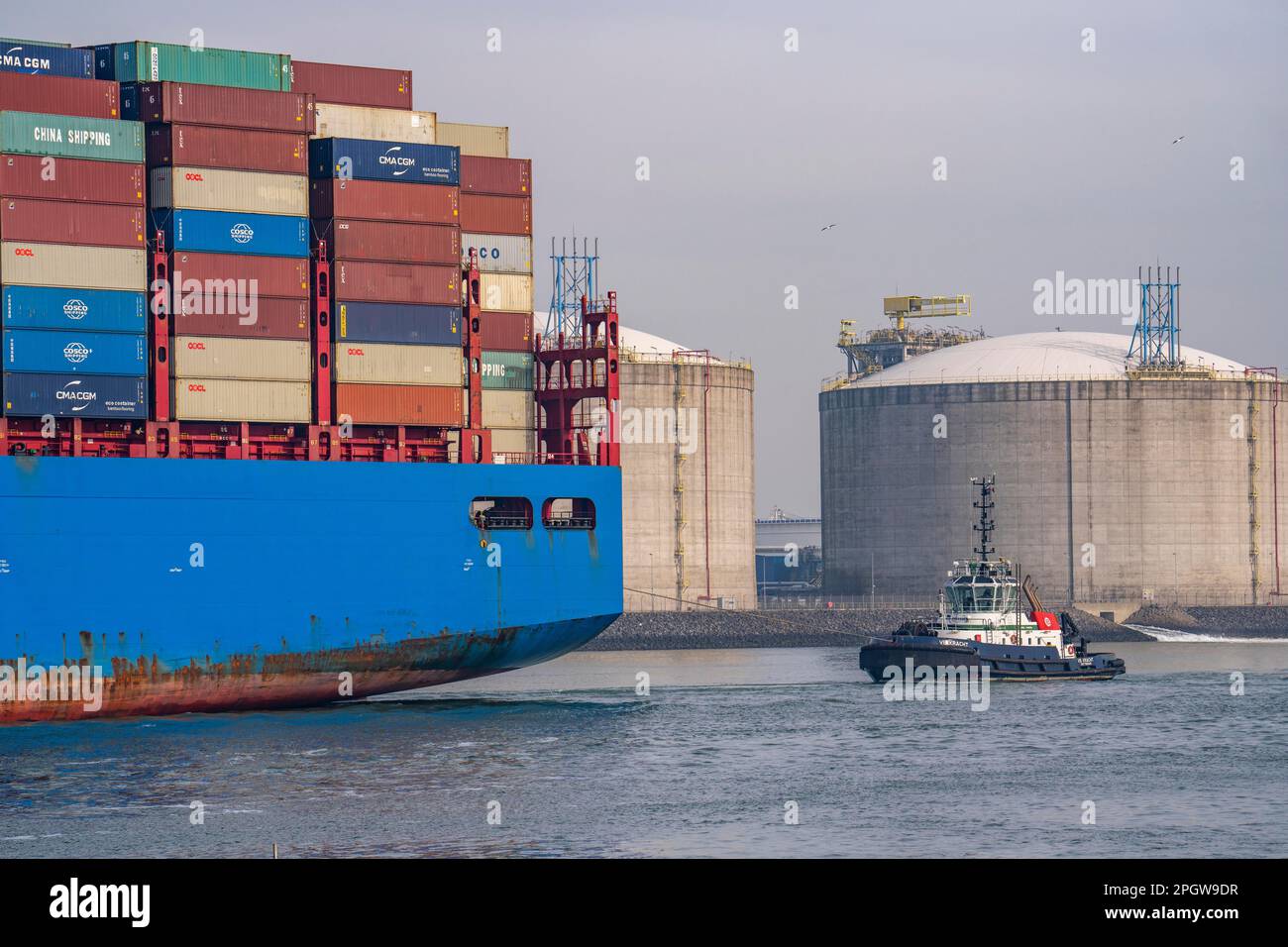 Cosco shipping containerschiff im hafen -Fotos und -Bildmaterial in ...