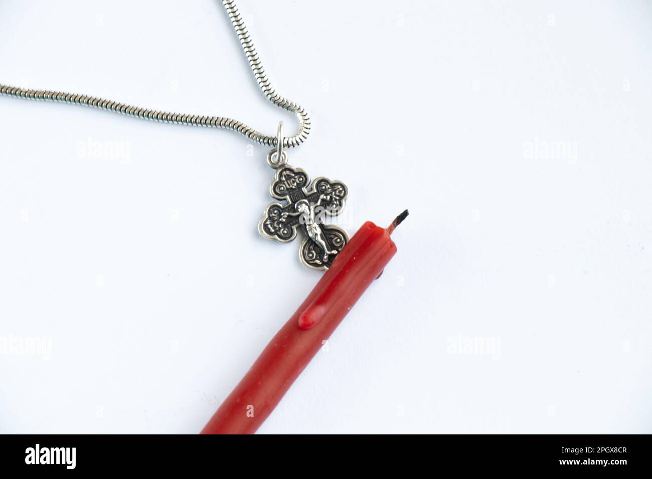 Kerze und kreuz -Fotos und -Bildmaterial in hoher Auflösung – Alamy