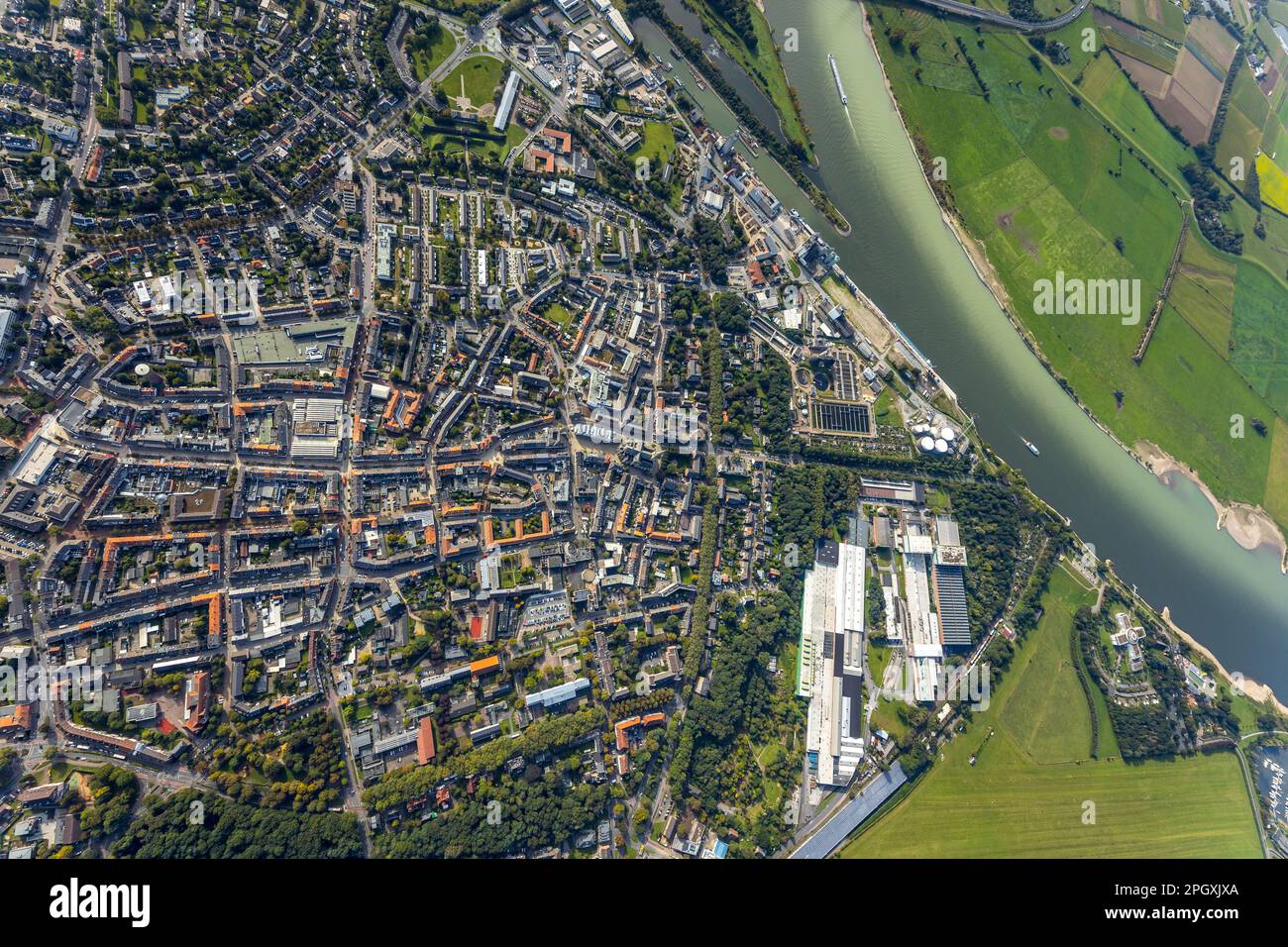 Luftaufnahme, Überblick über die Altstadt mit Wesel-Rathaus und ...