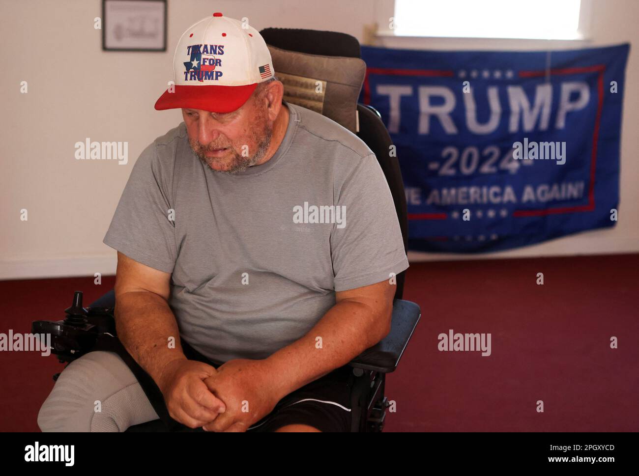 Charles Pace, der derzeitige Anführer der Branch Davidians, trägt einen ...