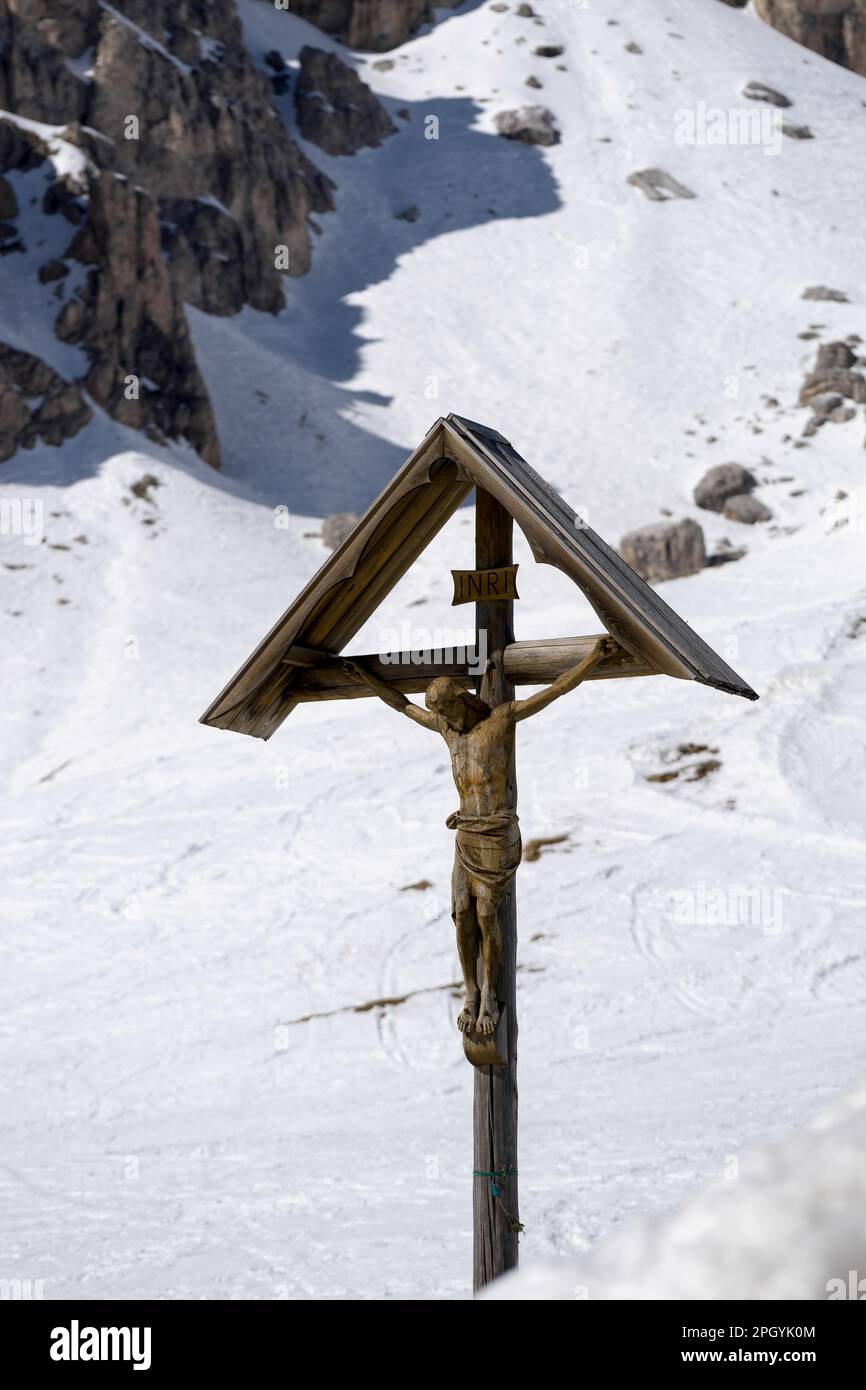 Skulptur von jesus am kreuz -Fotos und -Bildmaterial in hoher Auflösung – Alamy